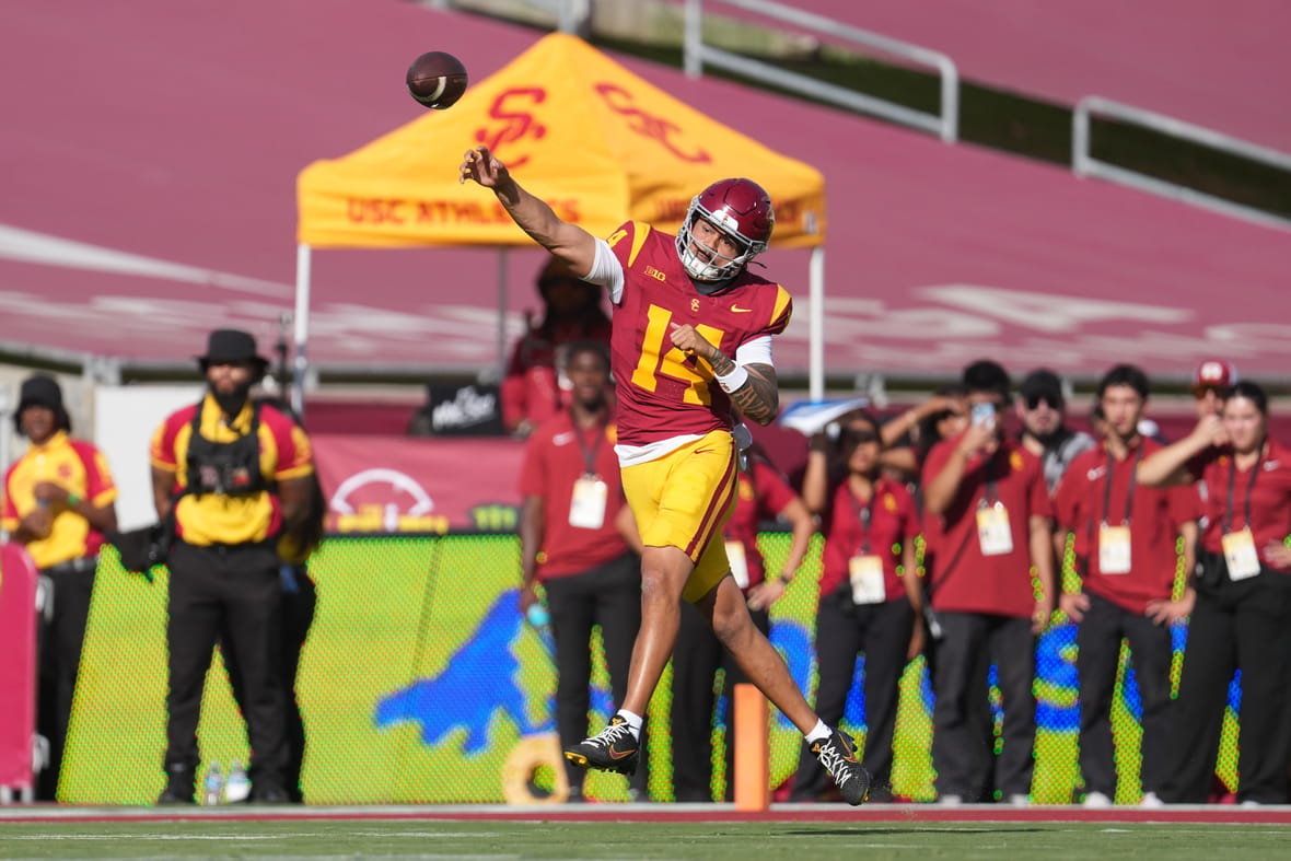 USC Trojans QB Plays 1 Half, Earns First Big Ten Award Of The Year ...